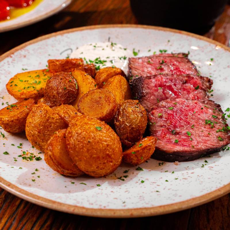 Netão lança menu experiência com jantar exclusivo na Parrilla Bom Beef