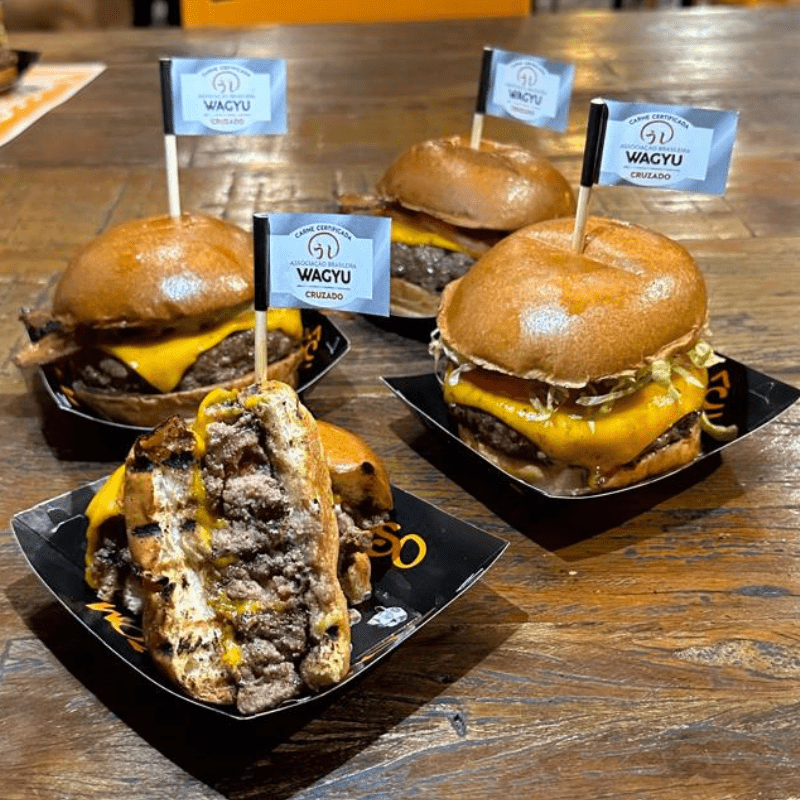 Bom Beef Burgers amplia cardápio com nova linha premium de burgers de Wagyu